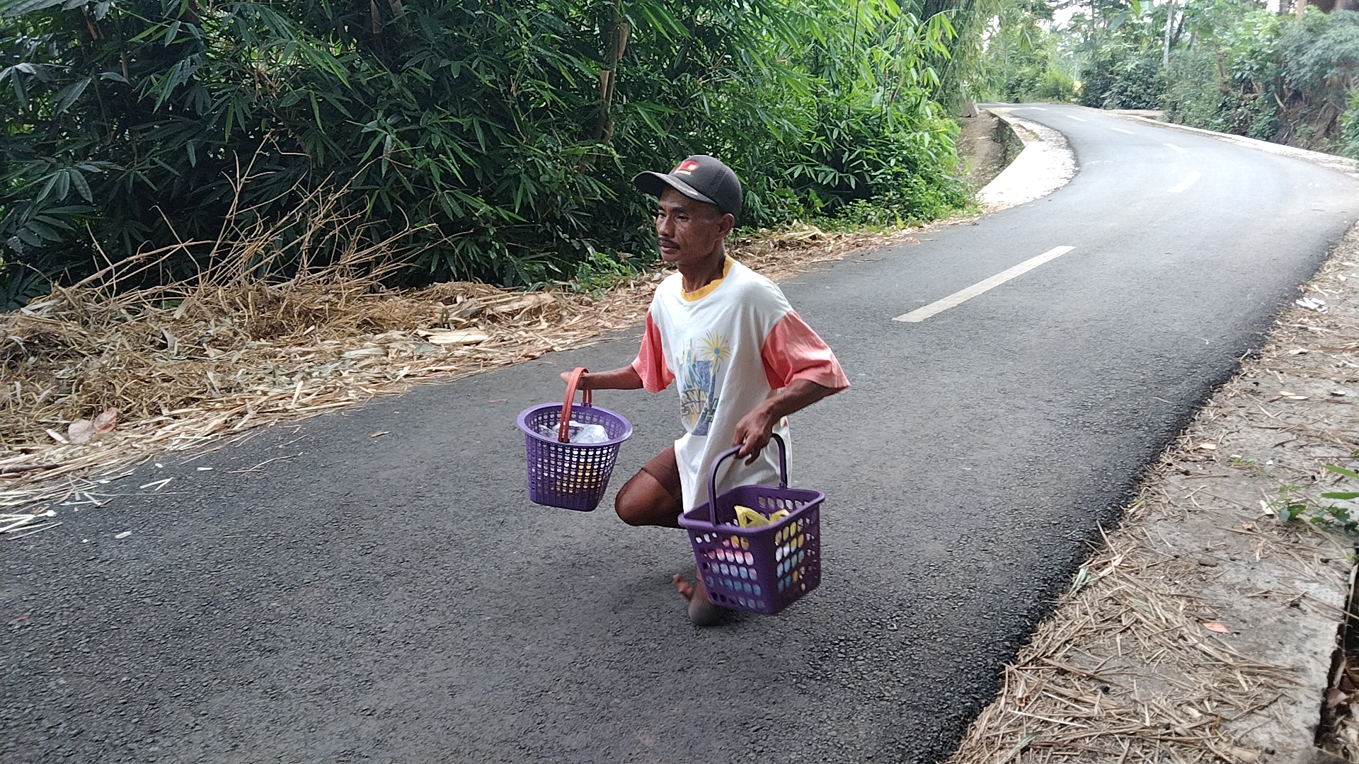Perjuangan Bapak Difabel Keliling Jualan Demi Hidupi Keluarga - Donasi Online