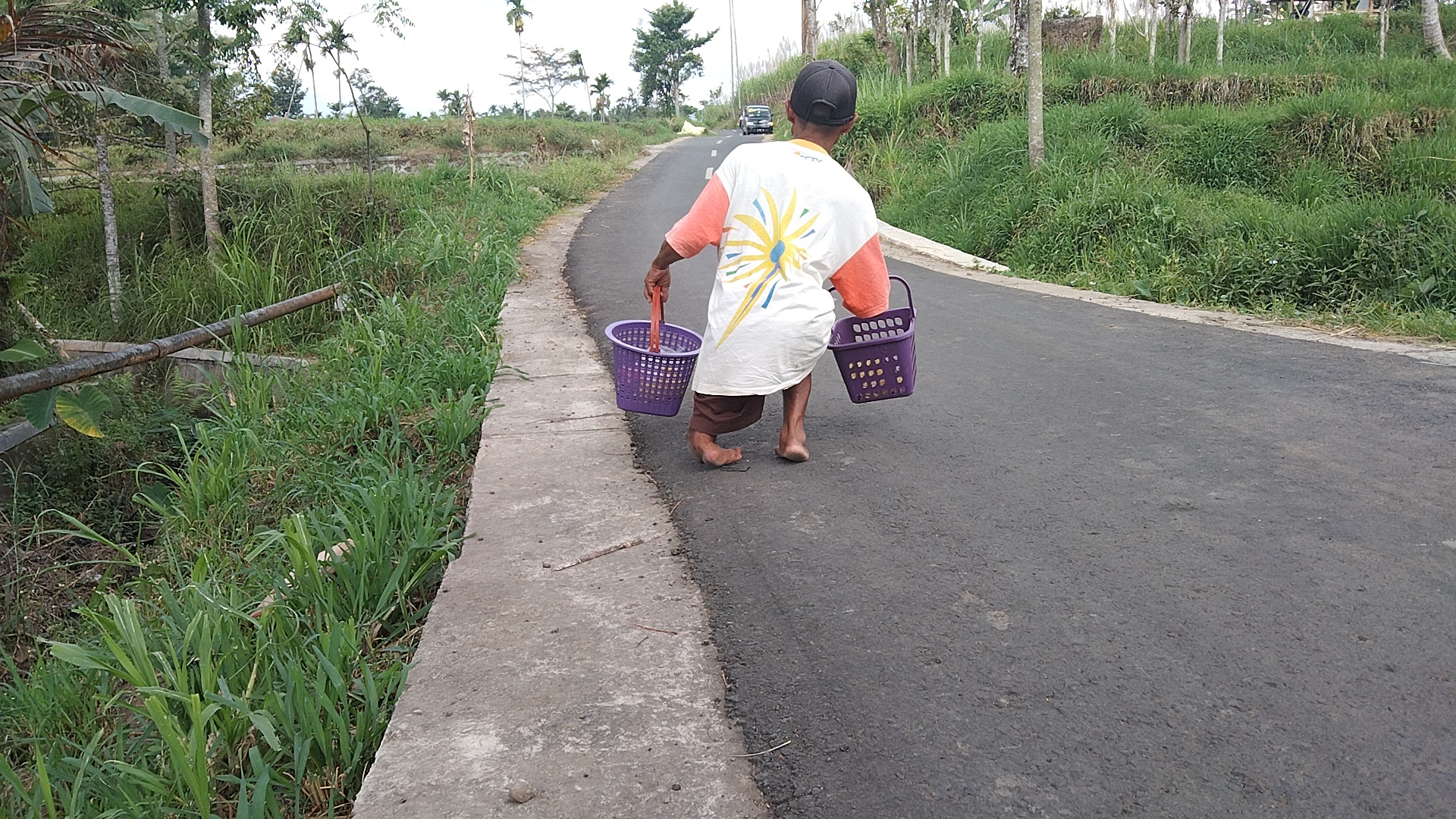Perjuangan Bapak Difabel Keliling Jualan Demi Hidupi Keluarga - Donasi Online