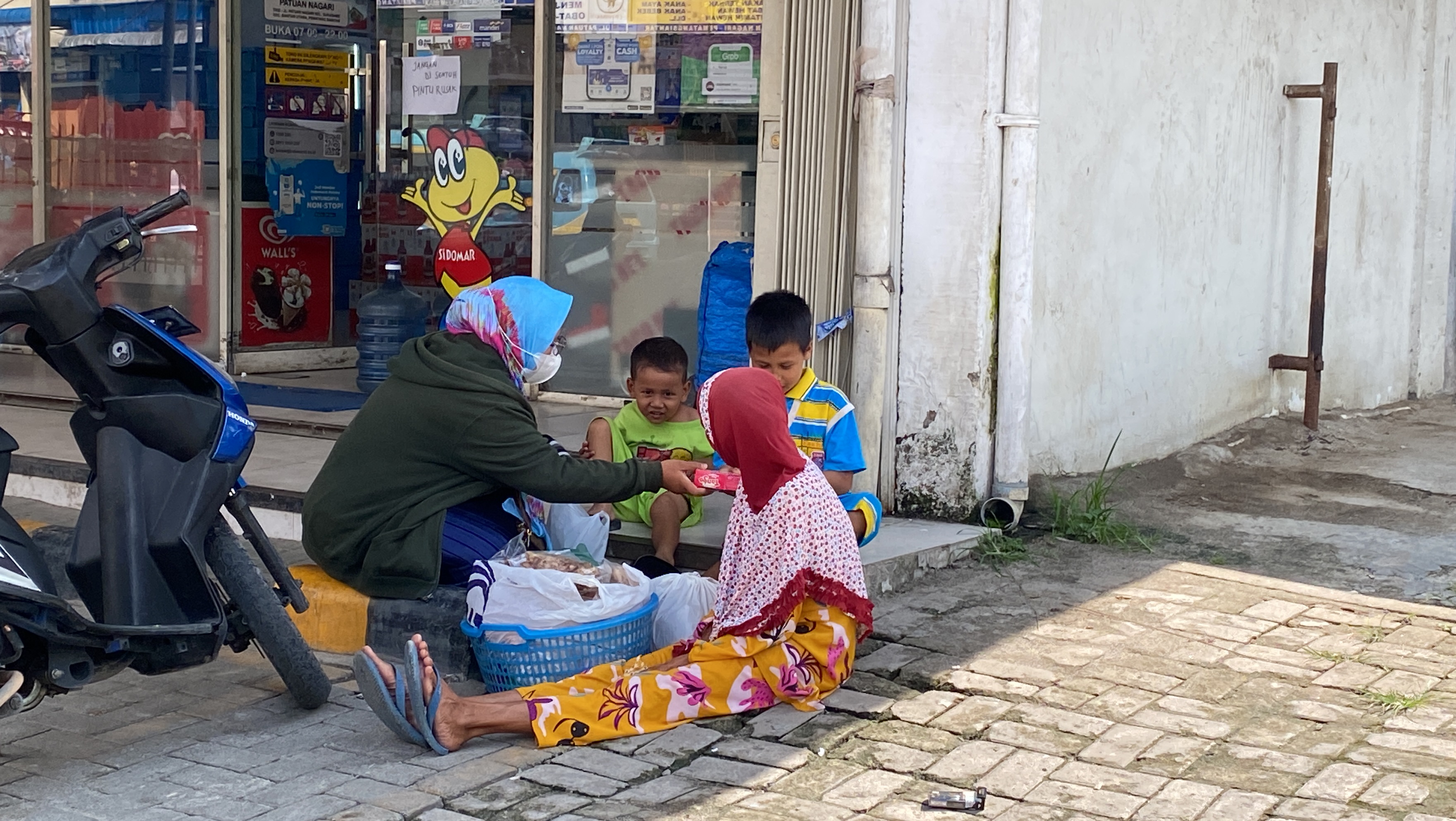 Nenek Penjual Keripik Keliling Ini Hidupi 2 Cucu Terlantar Dengan Upah 10 ribu - Donasi Online