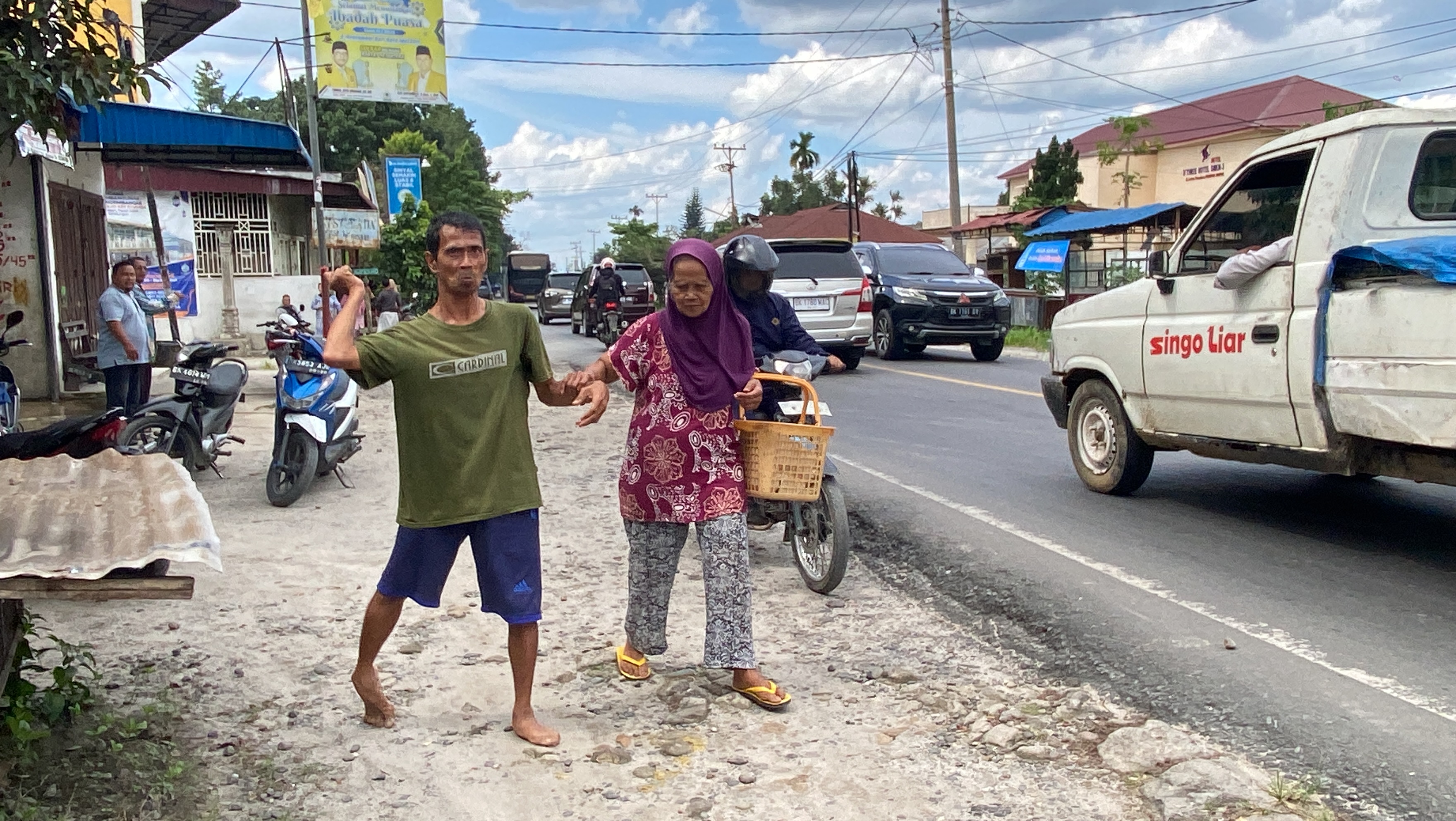 Kisah Nenek 70 Tahun Hidupi Anak Difabel Dengan Berjualan Kue Keliling - Donasi Online
