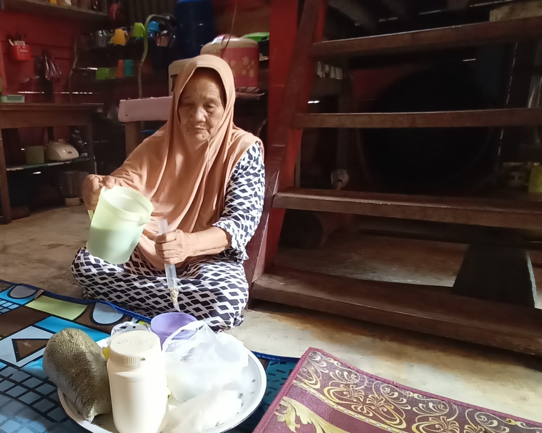 Perjuangan Nenek Penjual Es Demi Hidupi Suami Tunanetra dan Anak ODGJ - Donasi Online