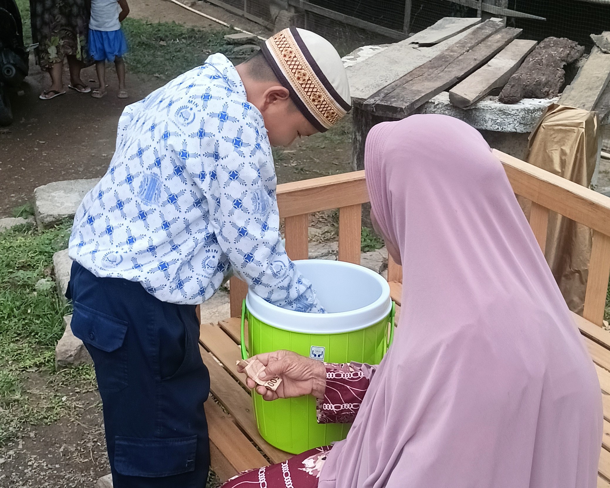 Perjuangan Nenek Penjual Es Demi Hidupi Suami Tunanetra dan Anak ODGJ - Donasi Online