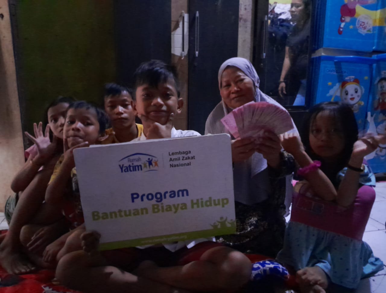 Perjuangan Nenek Buruh Pembersih Makam Hidupi 5 Cucu Yatim Piatunya - Donasi Online