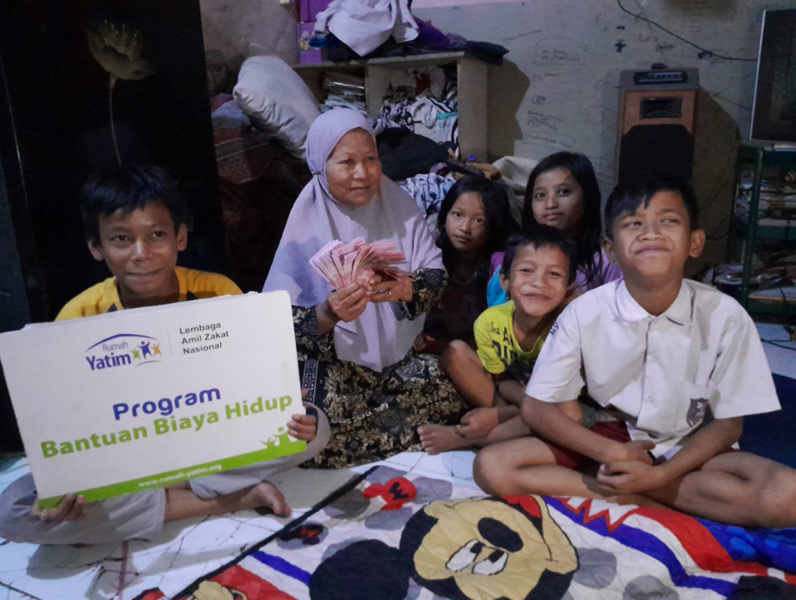 Perjuangan Nenek Buruh Pembersih Makam Hidupi 5 Cucu Yatim Piatunya - Donasi Online