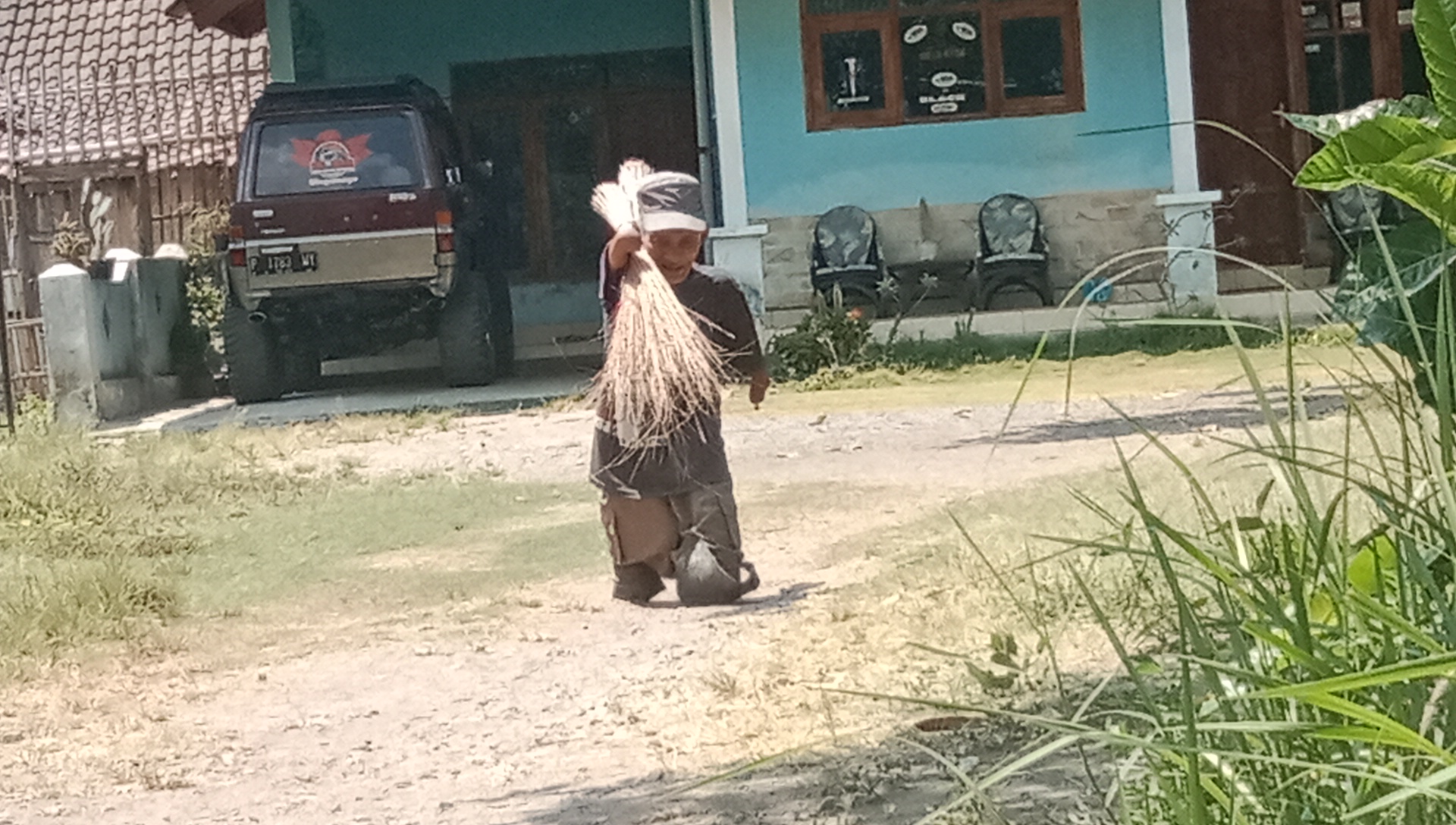 Sebatang Kara, Kakek Difabel Jualan Sapu Lidi Demi Upah 2 Ribu - Donasi ...