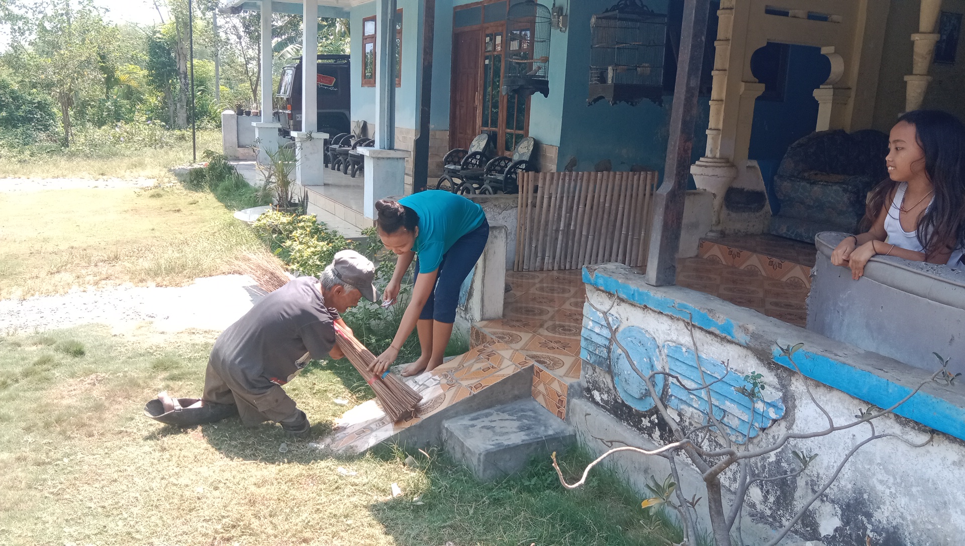 Sebatang Kara, Kakek Difabel Jualan Sapu Lidi Demi Upah 2 Ribu - Donasi ...