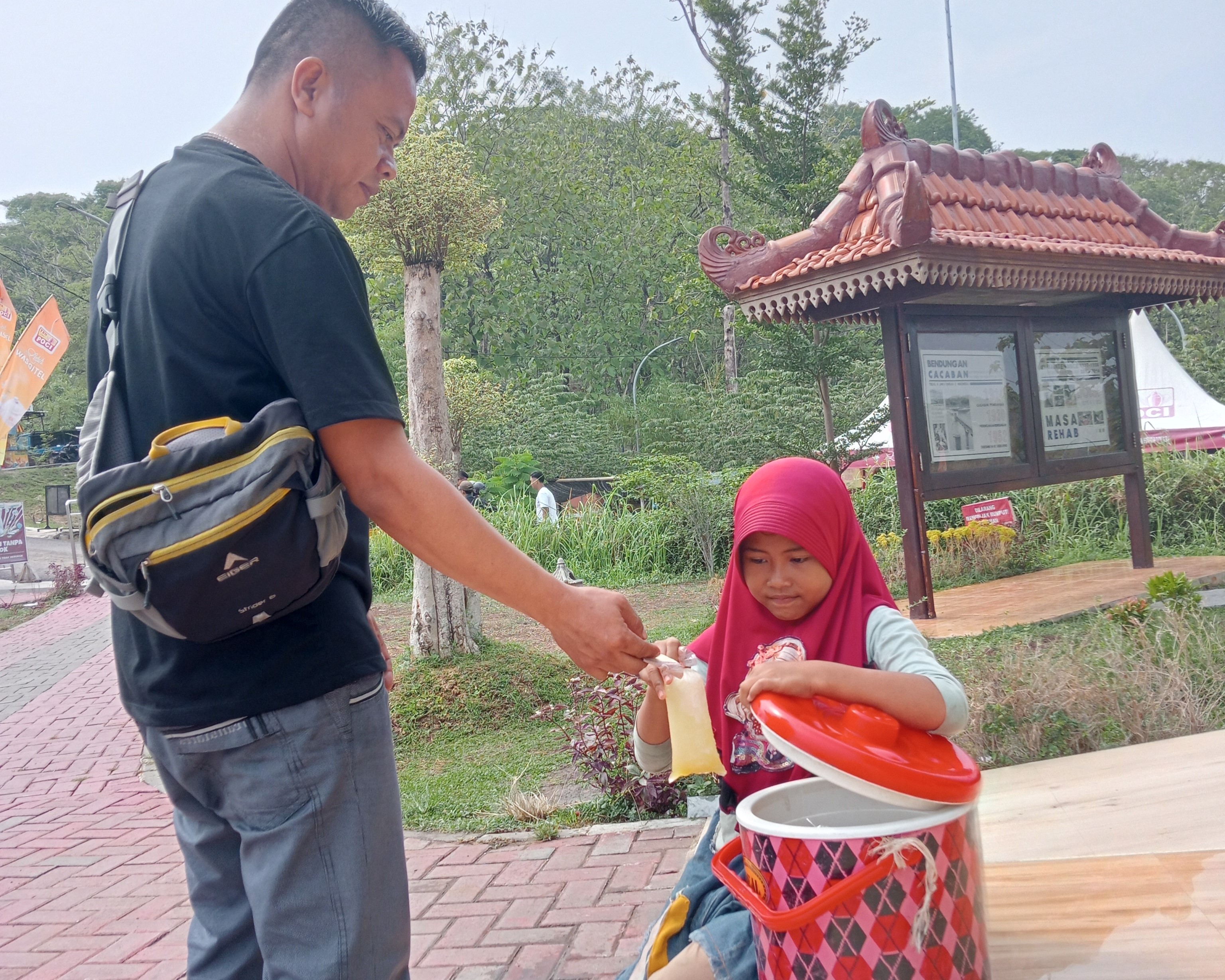 Bocah Terlantar Ini Keliling Jualan Es Demi Makan dan Sekolah - Donasi Online