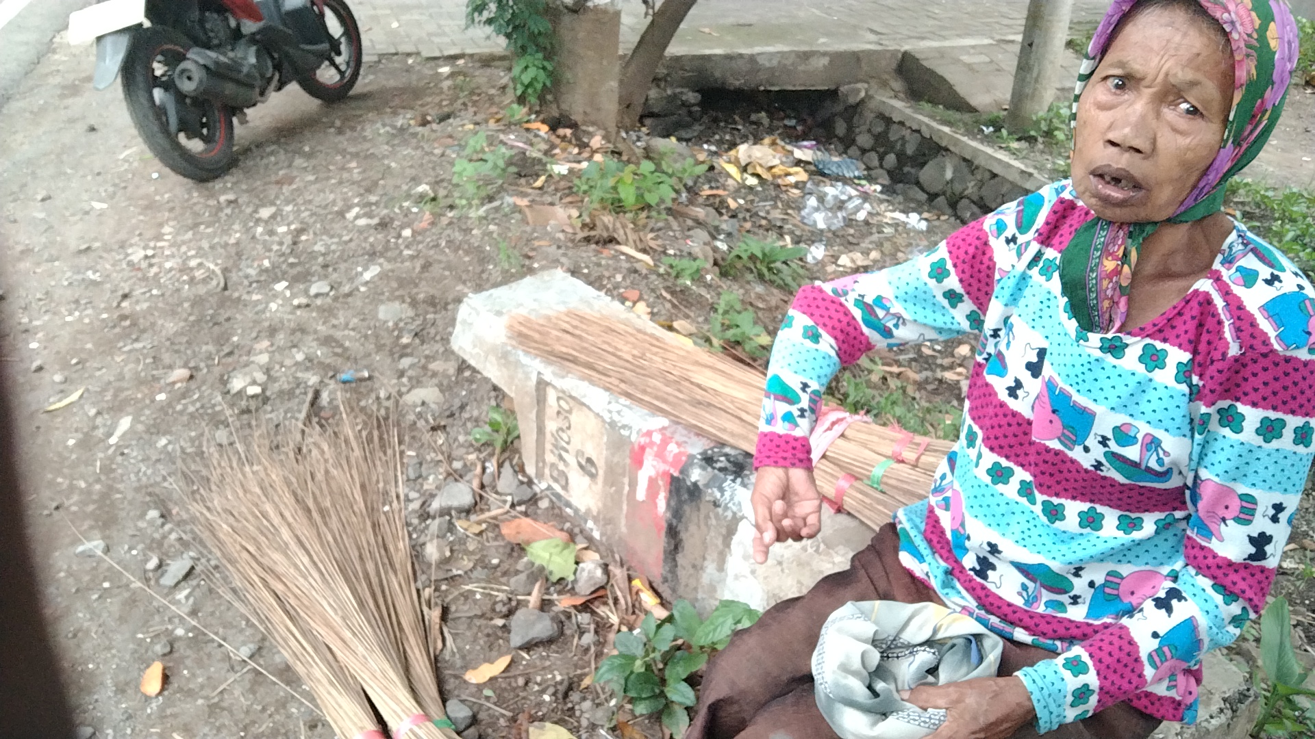 Keliling 7 KM, Nenek Difabel Ini Jualan Sapu Lidi Demi Bertahan Hidup - Donasi Online