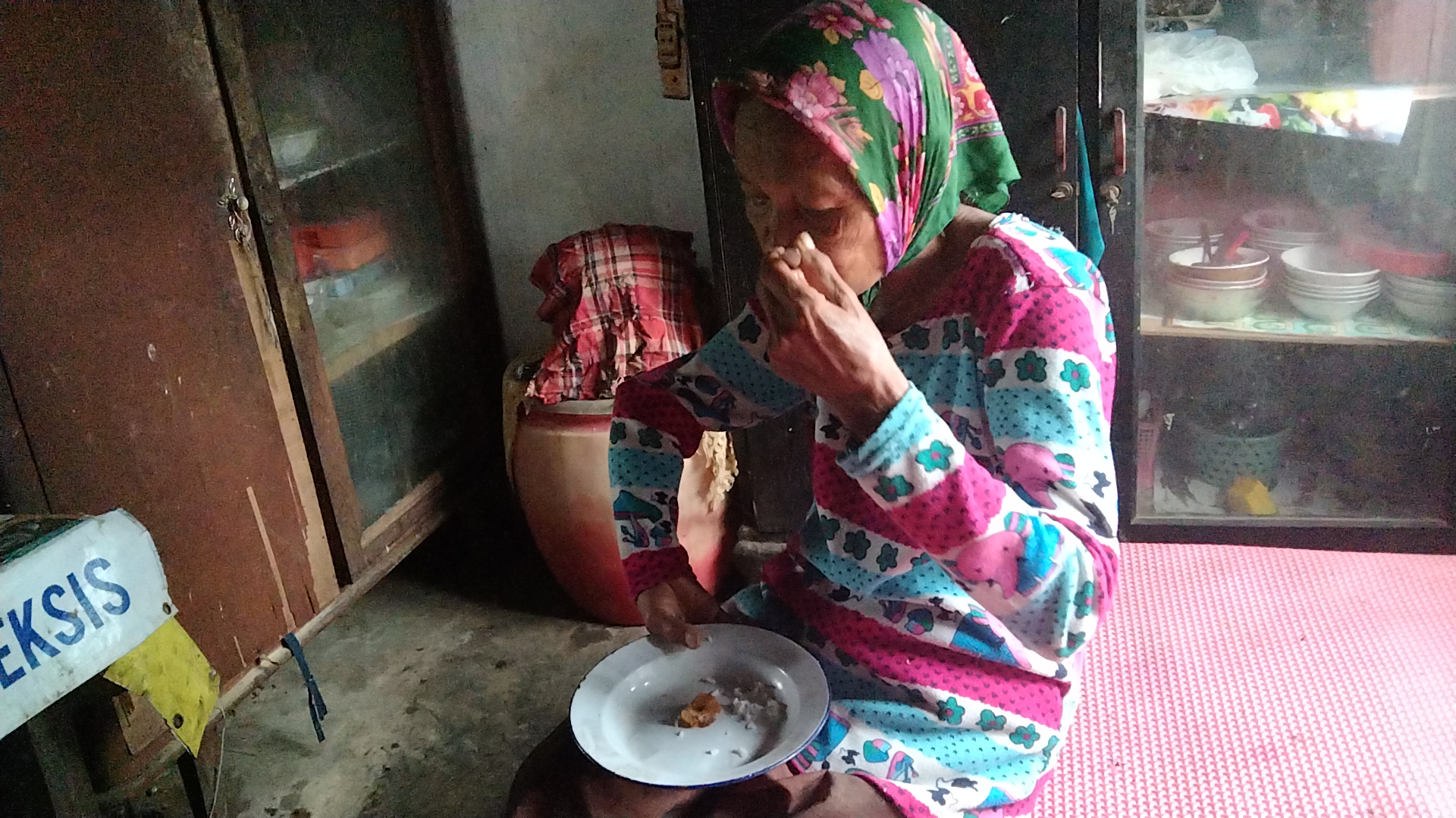 Keliling 7 KM, Nenek Difabel Ini Jualan Sapu Lidi Demi Bertahan Hidup - Donasi Online