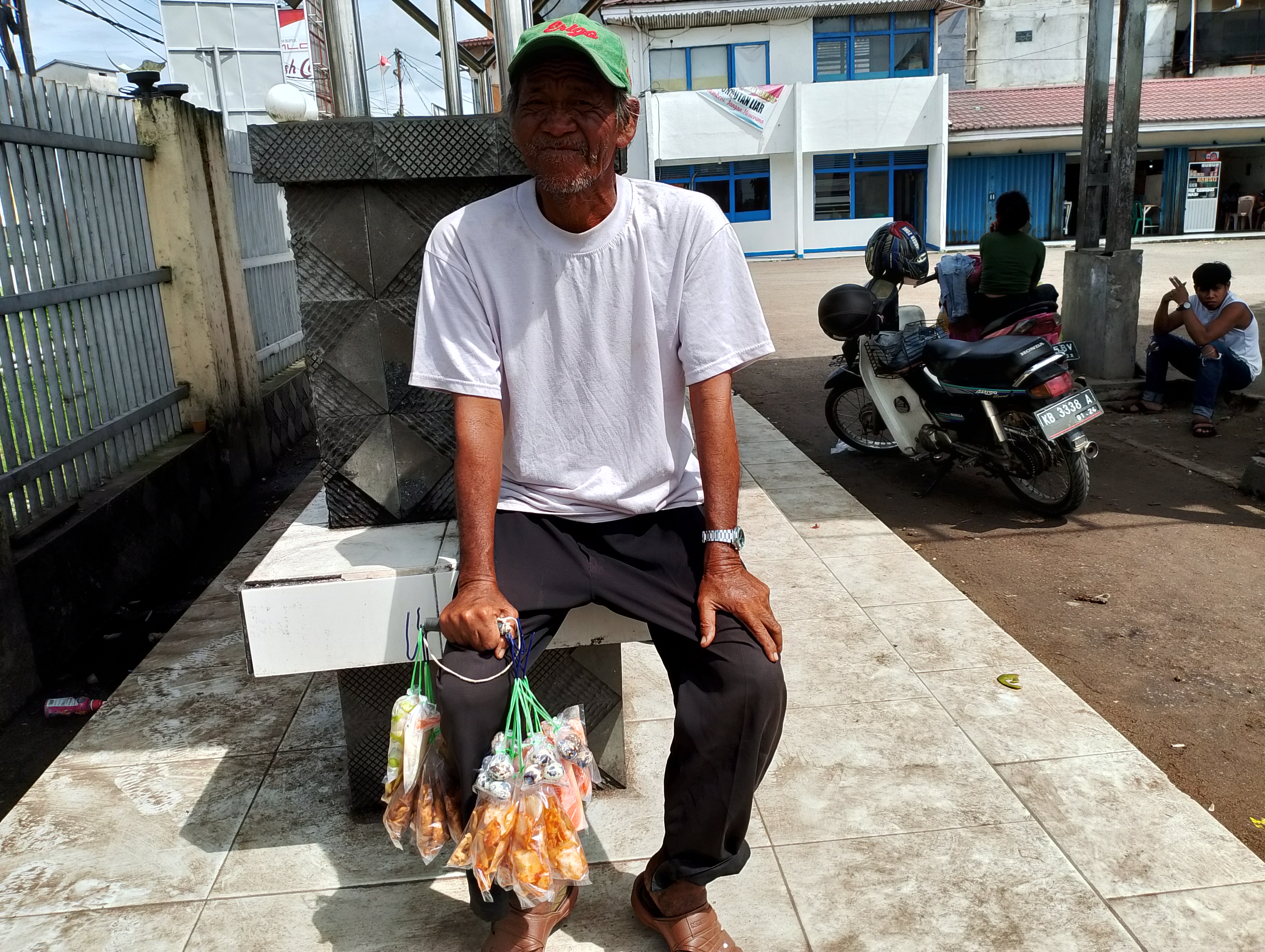 Sebatang Kara, Kakek 61 Tahun Ini Jualan Asinan Demi Bertahan Hidup - Donasi Online